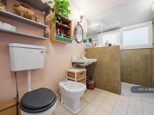 4 bedroom end of terrace house to rent