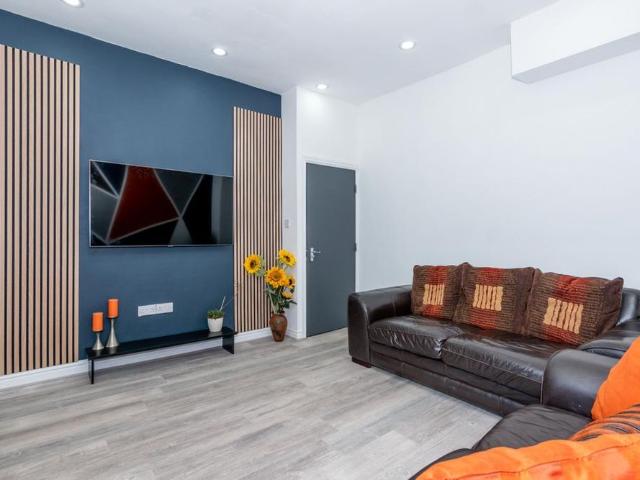 4 bedroom end of terrace house to rent