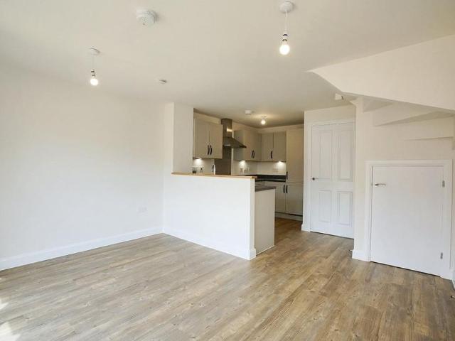 4 bedroom end of terrace house to rent