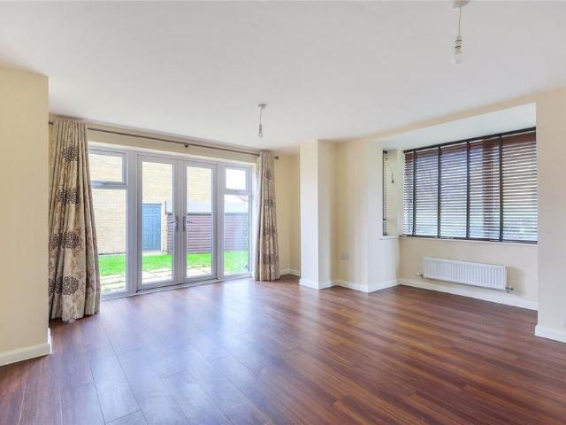 4 bedroom end of terrace house to rent