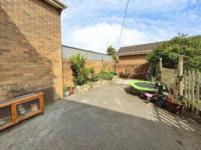 4 bedroom end of terrace house to rent