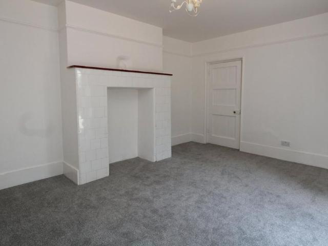 4 bedroom end of terrace house to rent