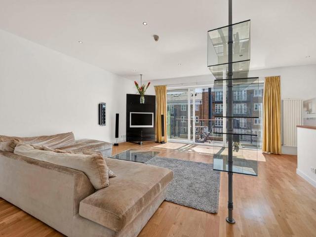 4 bedroom end of terrace house to rent