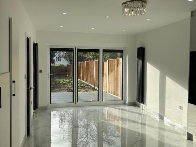 4 bedroom end of terrace house to rent