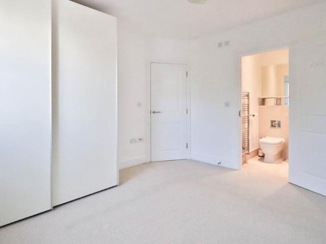 4 bedroom end of terrace house to rent