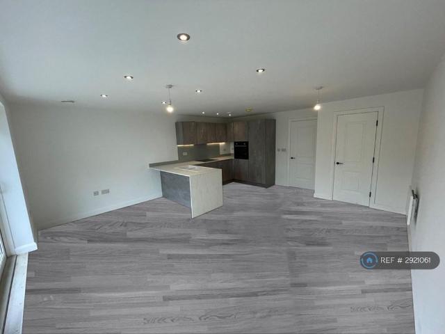 4 bedroom end of terrace house to rent