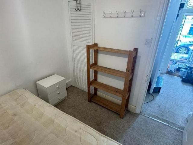 4 bedroom end of terrace house to rent