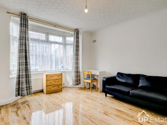 4 bedroom end of terrace house to rent