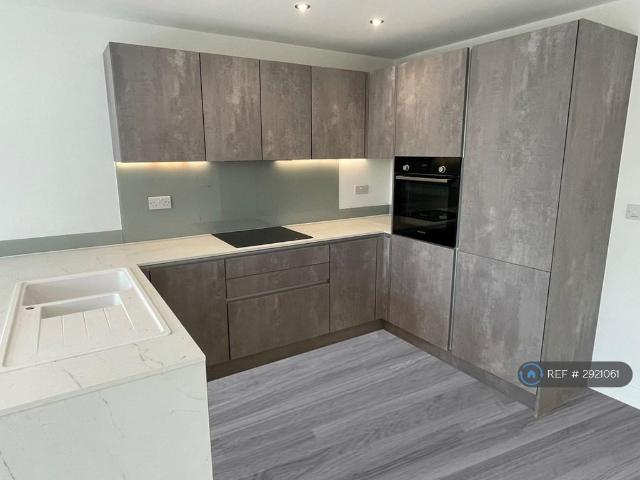 4 bedroom end of terrace house to rent