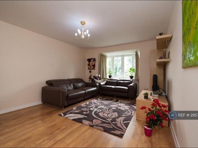 4 bedroom end of terrace house to rent