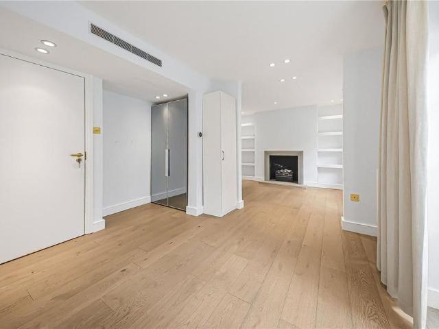 4 bedroom end of terrace house to rent
