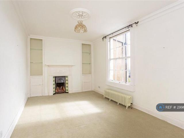 4 bedroom end of terrace house to rent