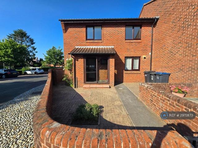 4 bedroom end of terrace house to rent