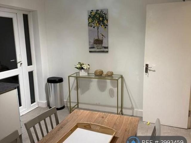 4 bedroom end of terrace house to rent