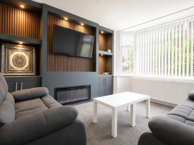 4 bedroom end of terrace house to rent