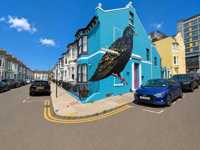 4 bedroom end of terrace house to rent
