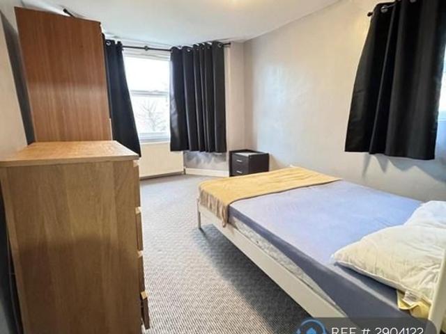 4 bedroom end of terrace house to rent