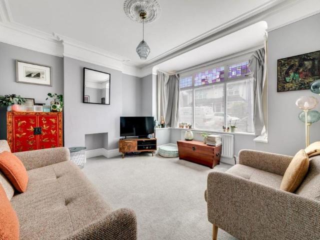 4 bedroom end of terrace house to rent