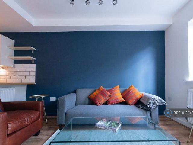 4 bedroom end of terrace house to rent