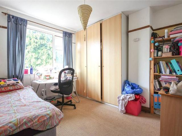 4 bedroom end of terrace house to rent