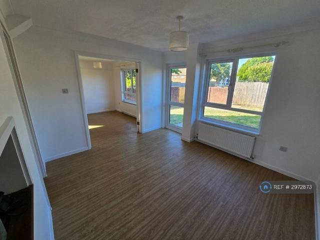 4 bedroom end of terrace house to rent
