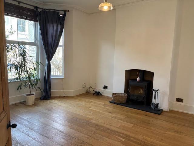 4 bedroom end of terrace house to rent