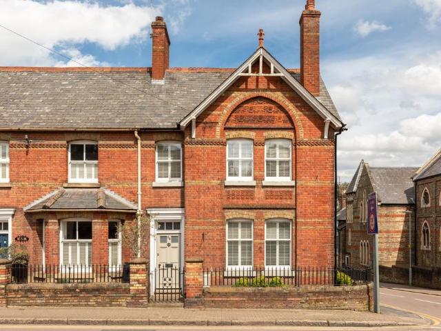 4 bedroom end of terrace house to rent