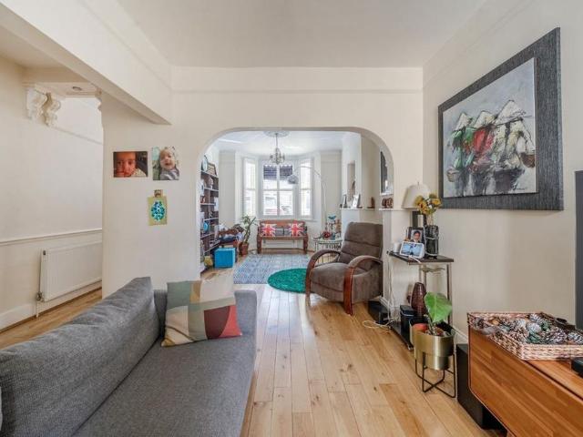 4 bedroom end of terrace house to rent