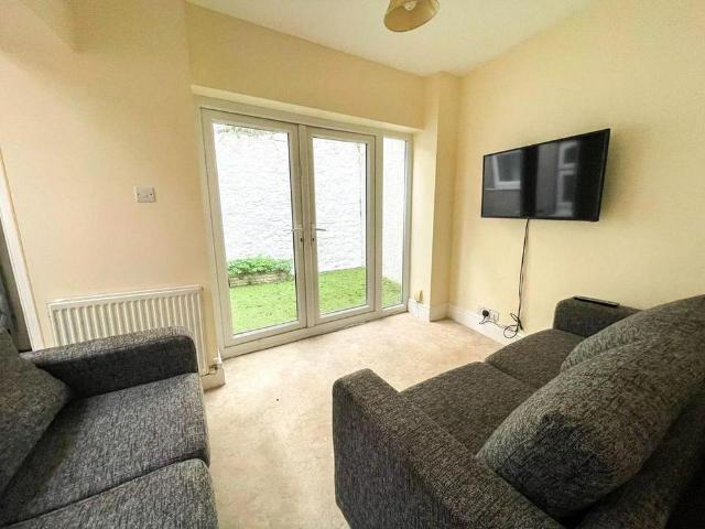 4 bedroom end of terrace house to rent
