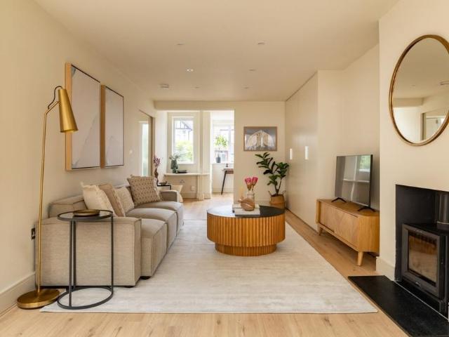 4 bedroom end of terrace house to rent