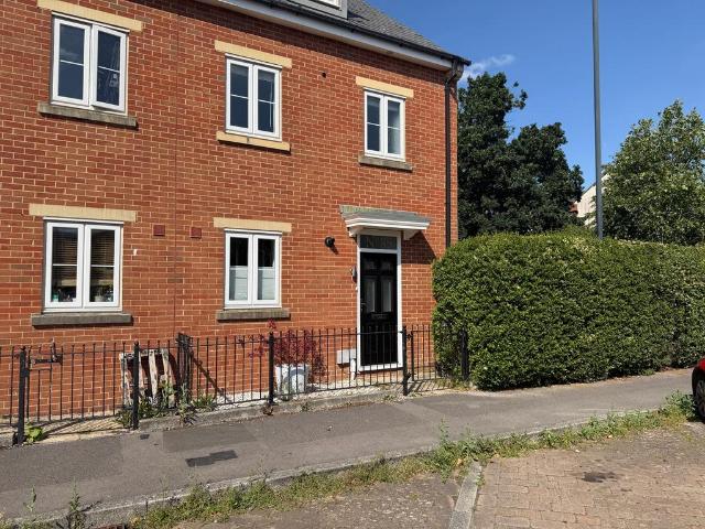 4 bedroom end of terrace house to rent