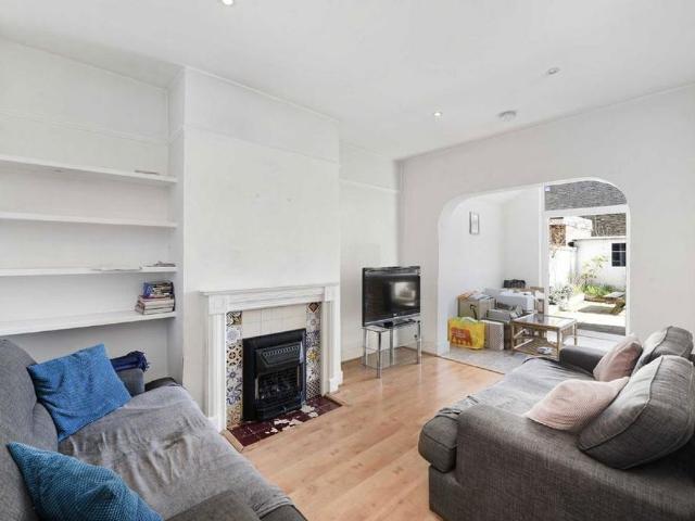 4 bedroom end of terrace house to rent