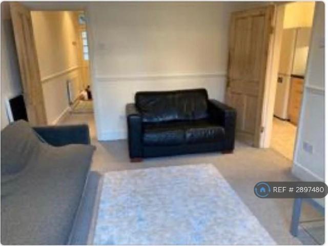 4 bedroom end of terrace house to rent