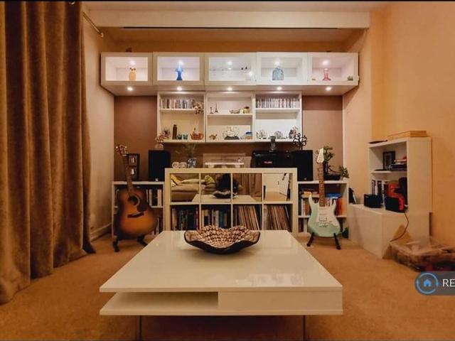 4 bedroom end of terrace house to rent