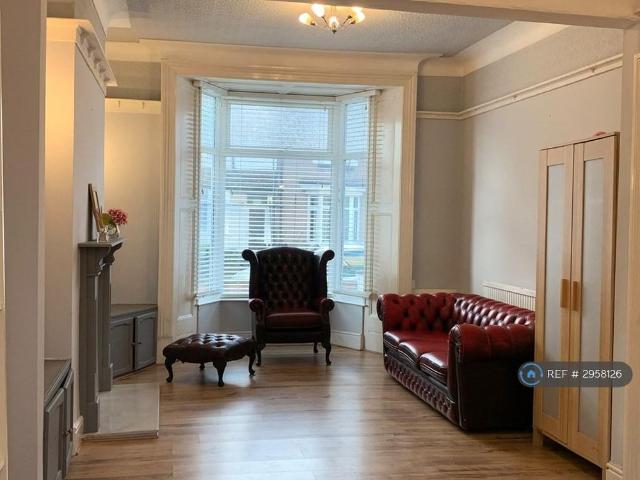 4 bedroom end of terrace house to rent