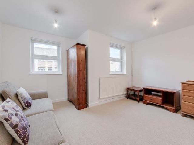 4 bedroom end of terrace house to rent