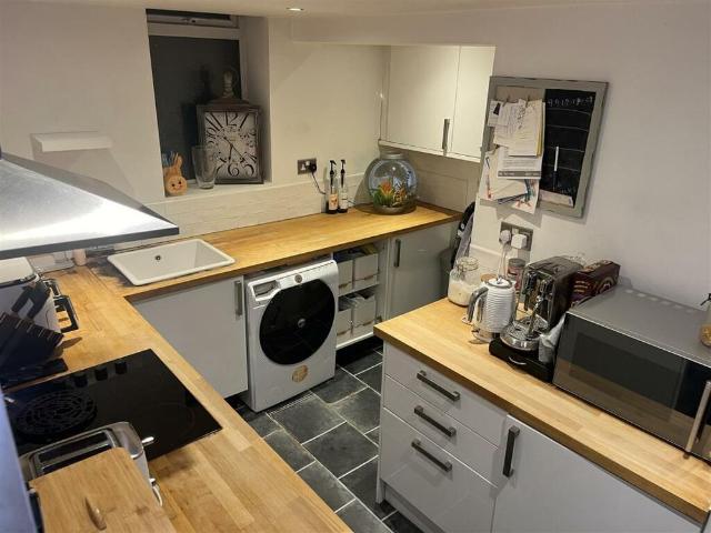 4 bedroom end of terrace house to rent