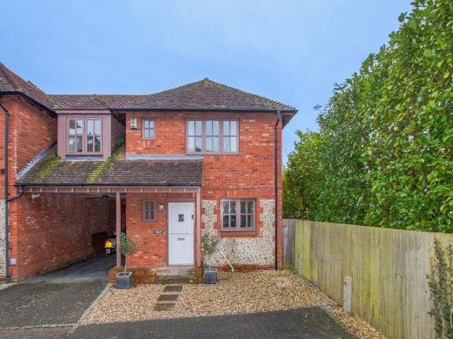 4 bedroom end of terrace house to rent