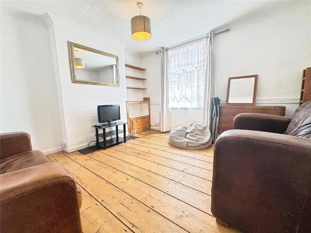 4 bedroom end of terrace house to rent