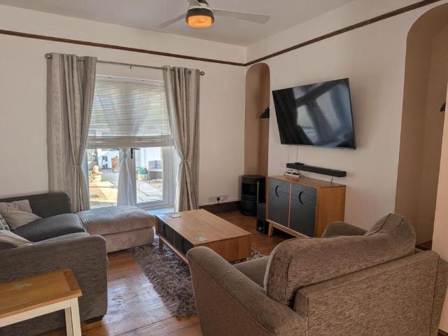 4 bedroom end of terrace house to rent