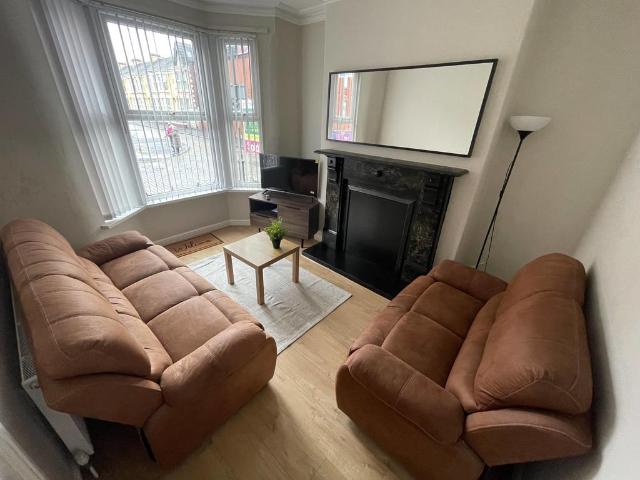 4 bedroom end of terrace house to rent
