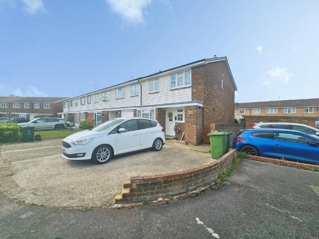 4 bedroom end of terrace house to rent