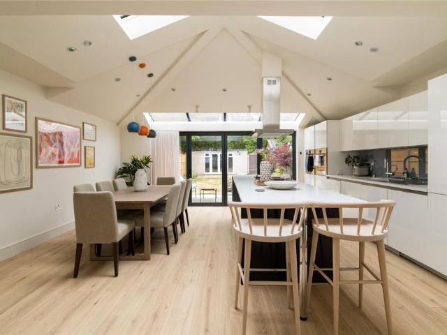 4 bedroom end of terrace house to rent