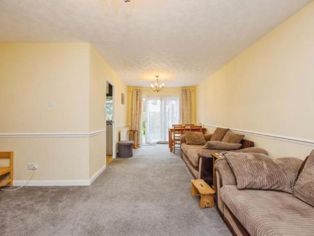 4 bedroom end of terrace house to rent