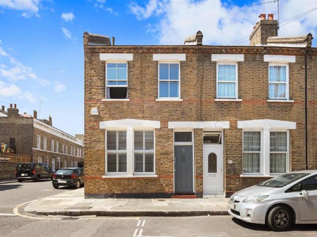 4 bedroom end of terrace house to rent
