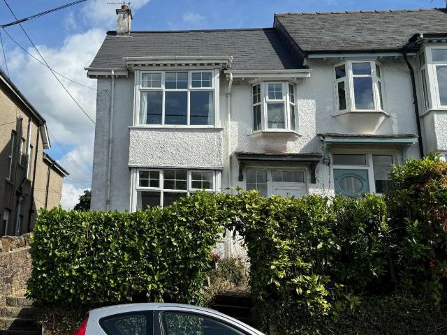 4 bedroom end of terrace house to rent