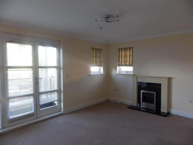 4 bedroom end of terrace house to rent