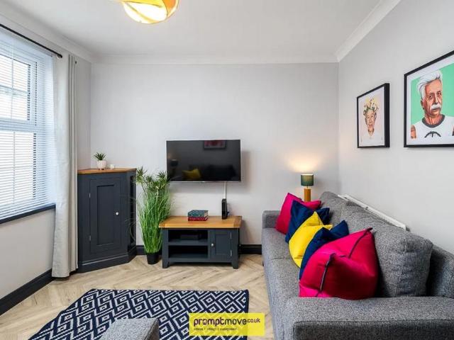4 bedroom end of terrace house to rent