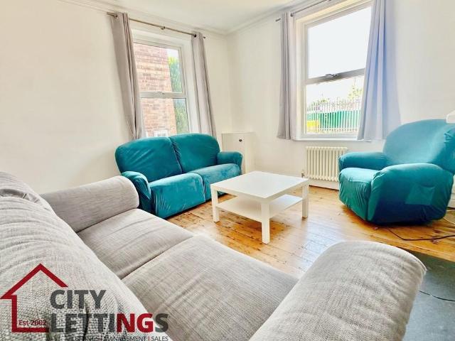 4 bedroom end of terrace house to rent