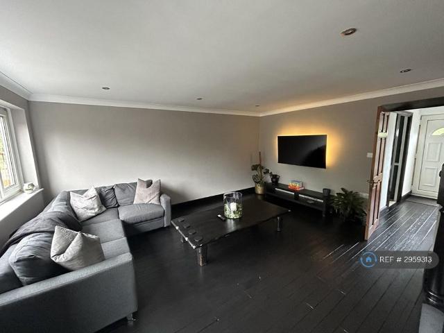 4 bedroom end of terrace house to rent